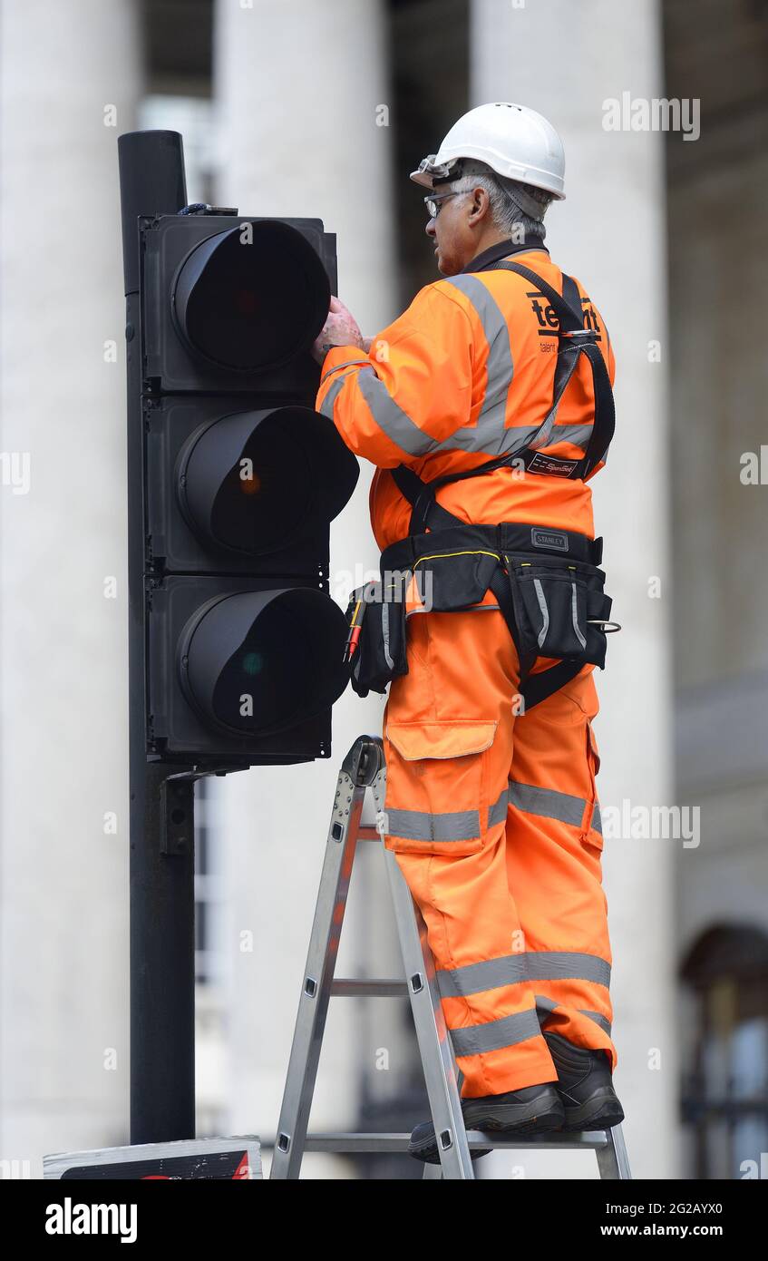 Repair repairing repairs hi-res stock photography and images - Alamy