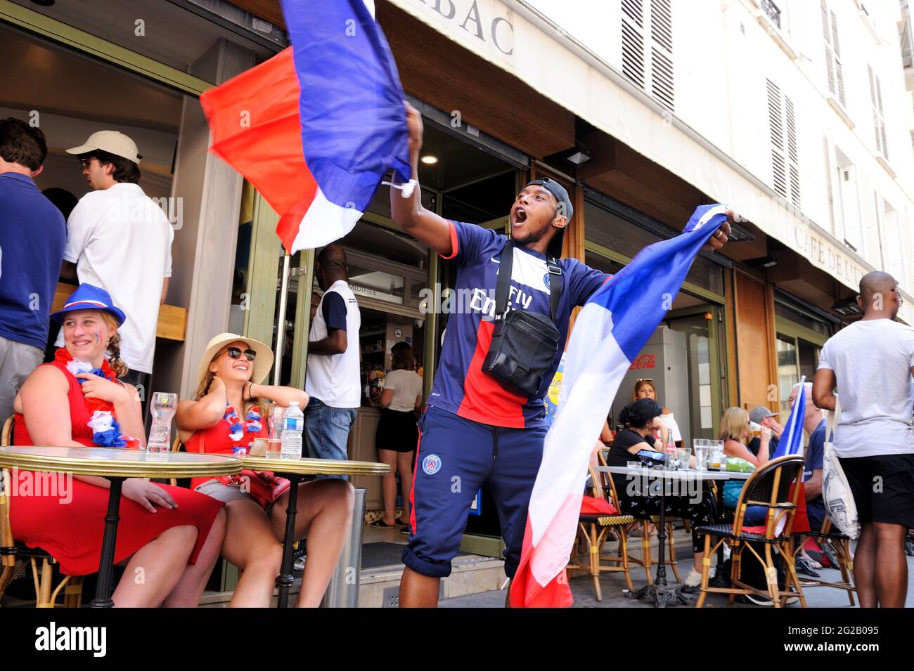 Jeunes fans de football hi-res stock photography and images - Alamy