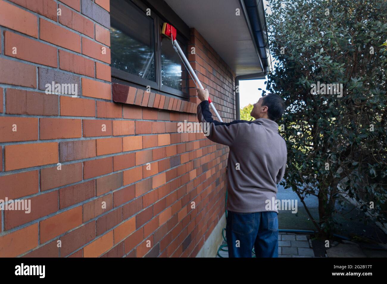Man washing up hi-res stock photography and images - Alamy
