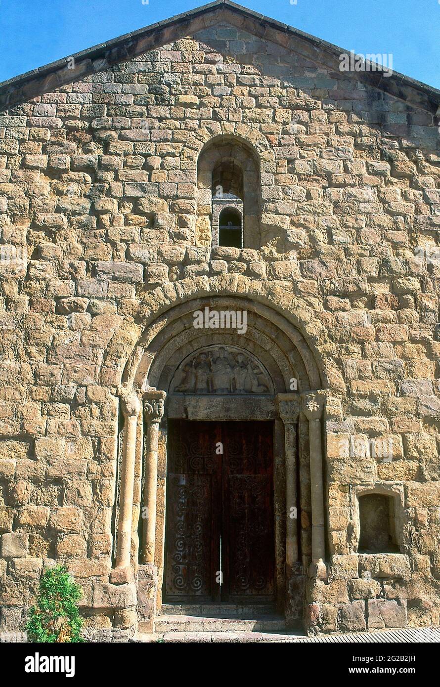 FACHADA DE LA IGLESIA ROMANICA CONSTRUIDA EN EL SIGLO XII DEDICADA A ...