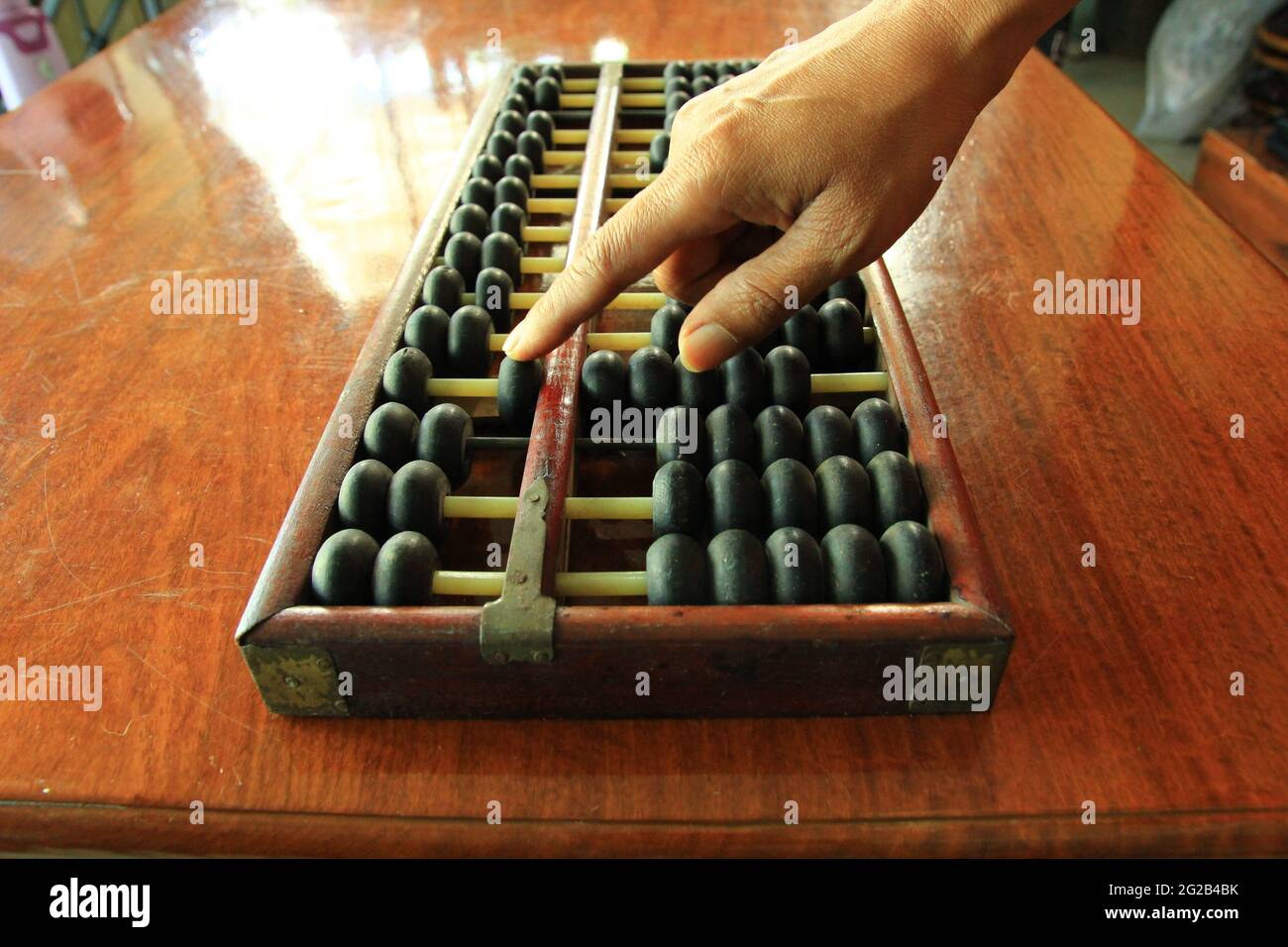 ็Hand using abacus. stock photo Stock Photo - Alamy