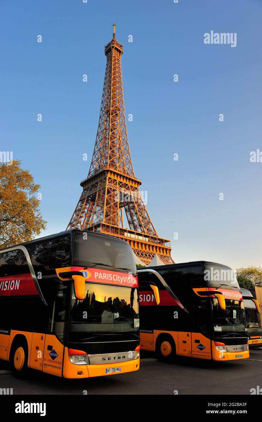 Paris vision tour bus hi-res stock photography and images - Alamy
