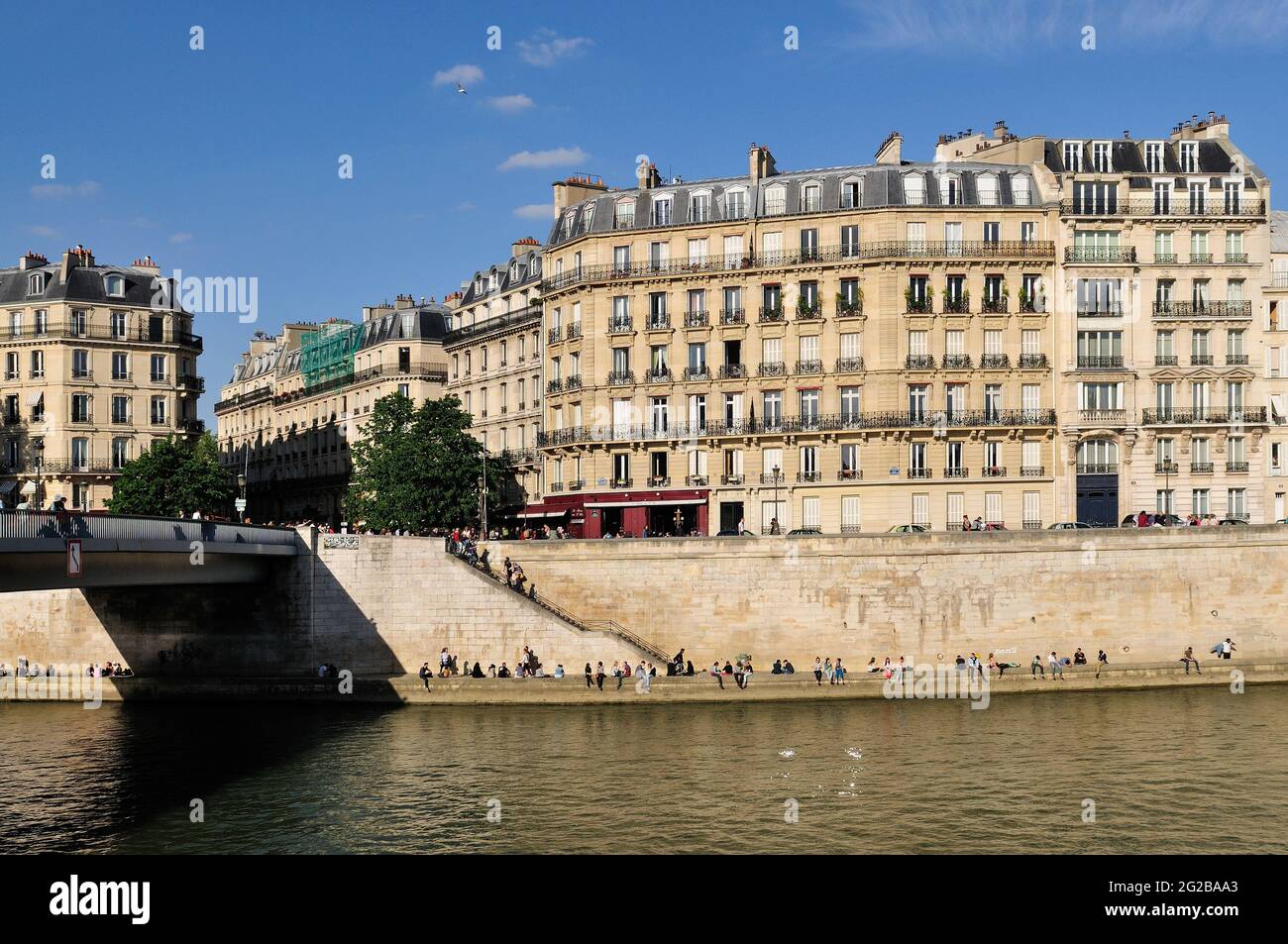 Paris 4eme hi-res stock photography and images - Alamy