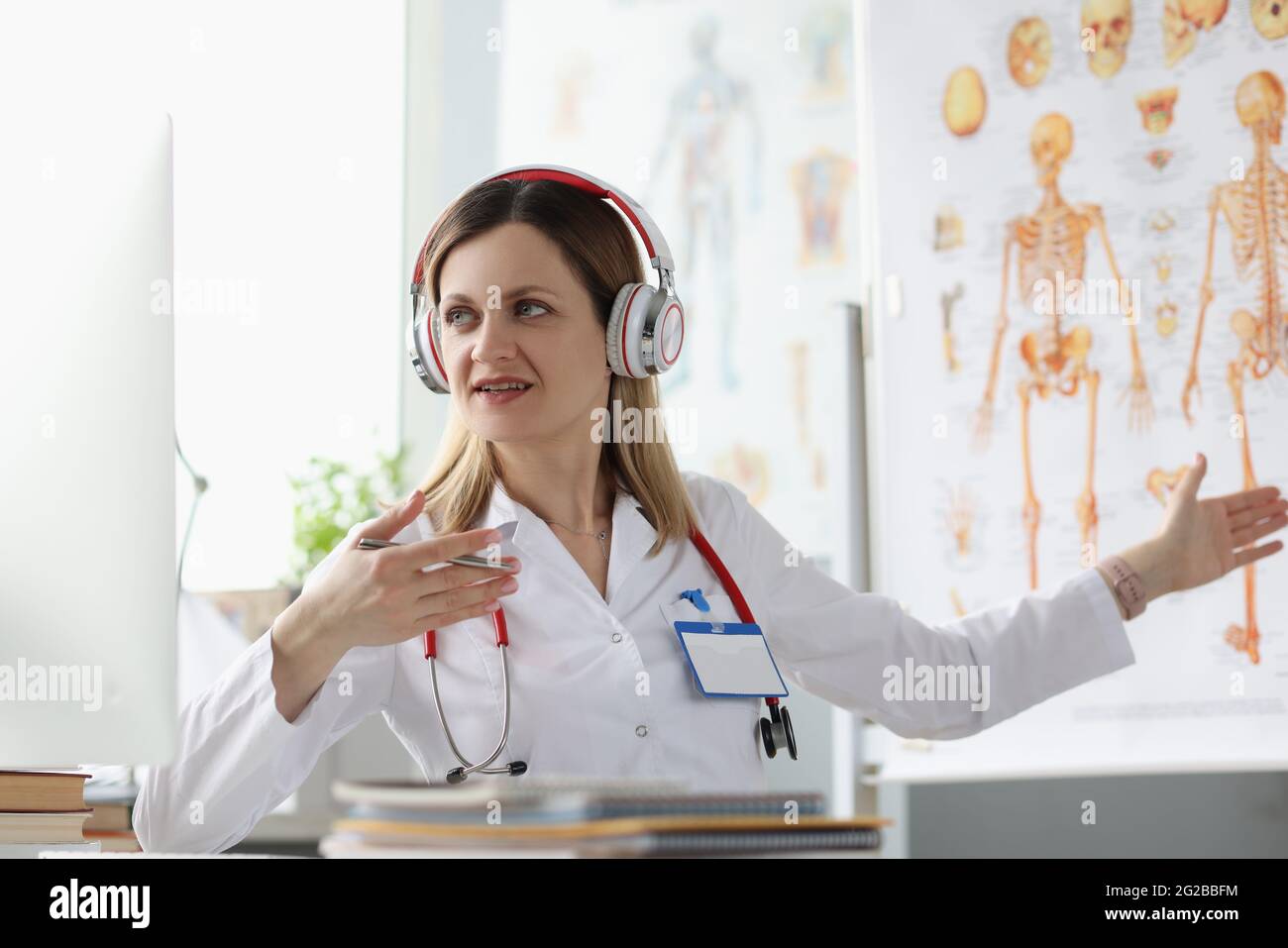 Woman hospital headphones hi-res stock photography and images - Alamy
