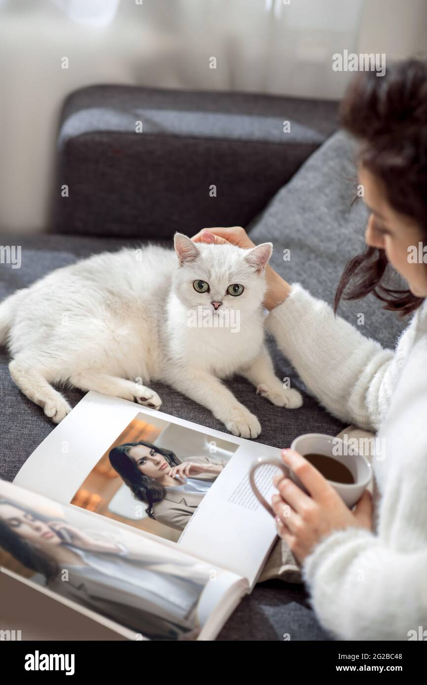 Animal magazines hi-res stock photography and images - Alamy