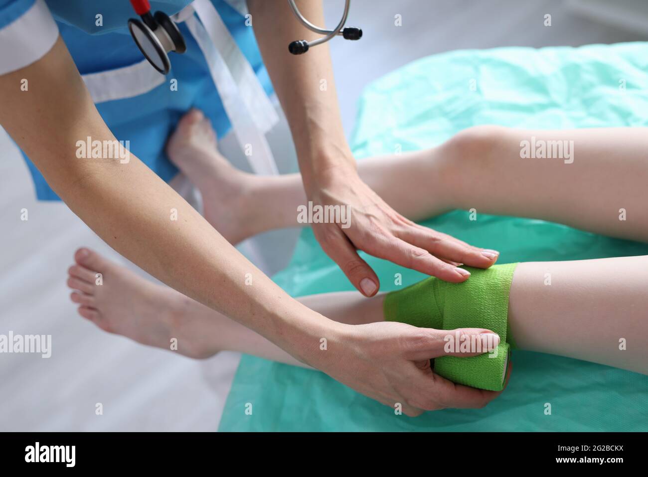 Traumatologist applies bandage to child injured leg Stock Photo - Alamy