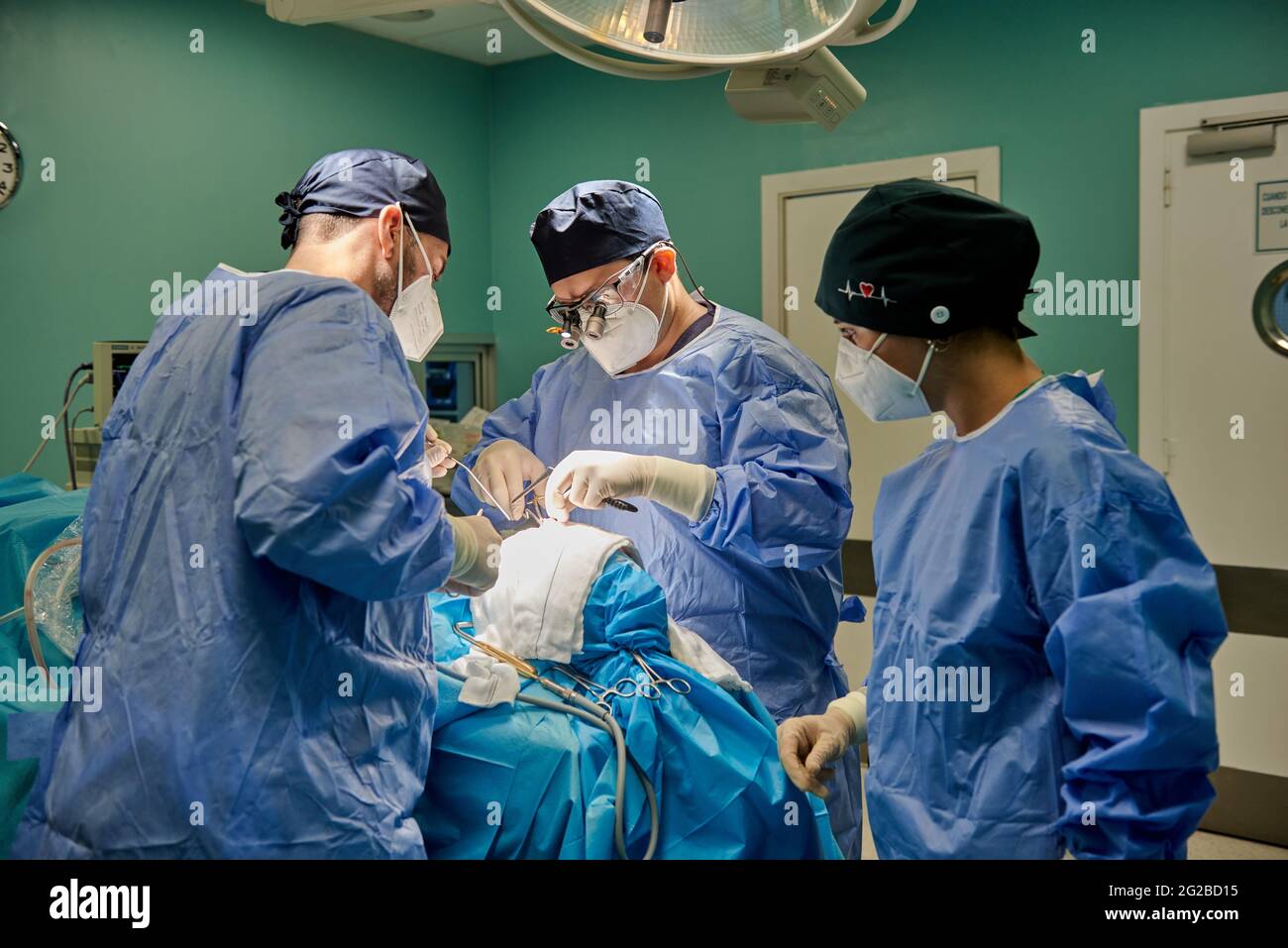 Team of surgeons performing operation Stock Photo - Alamy