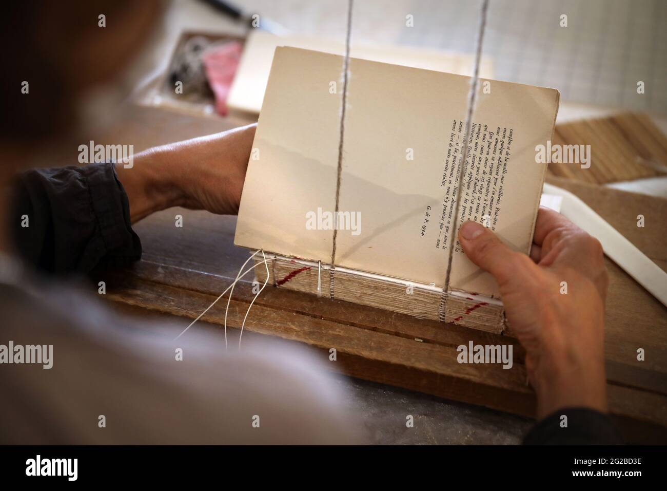Bookbinding hi-res stock photography and images - Alamy