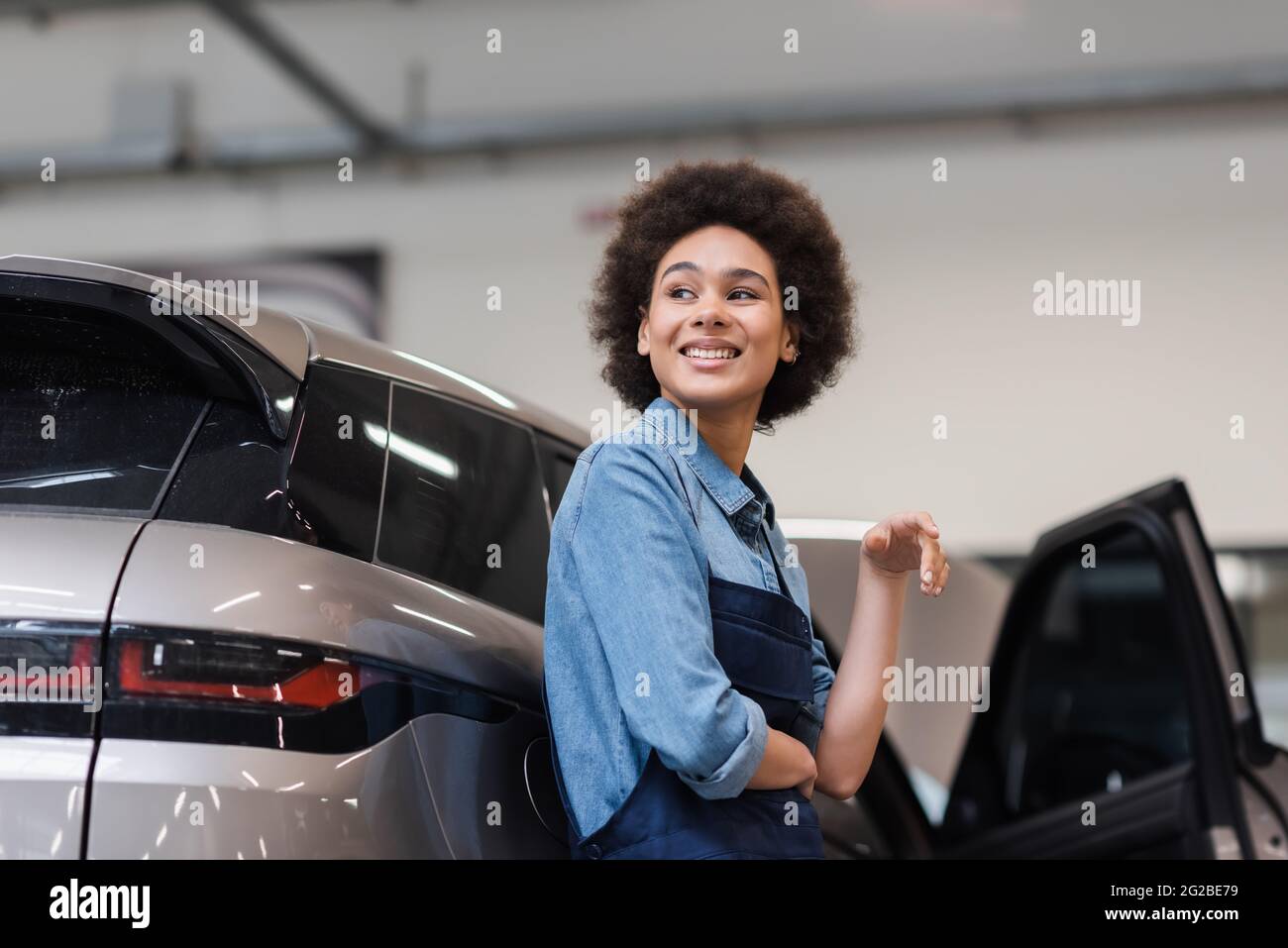 African american car repair hi-res stock photography and images - Alamy