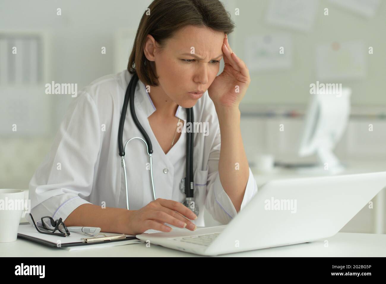 Sad female doctor hi-res stock photography and images - Alamy