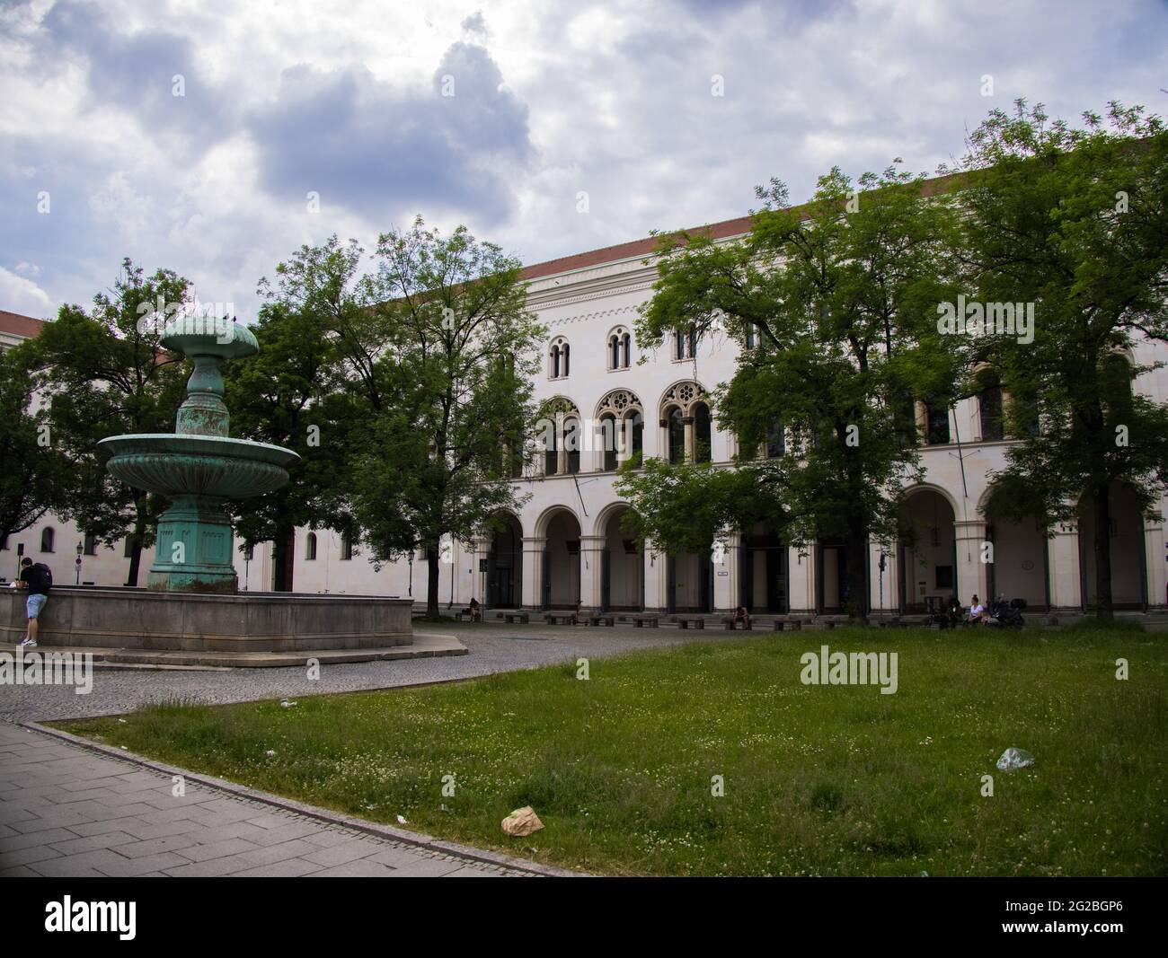 Ludwig maximilian university fountain hi-res stock photography and ...