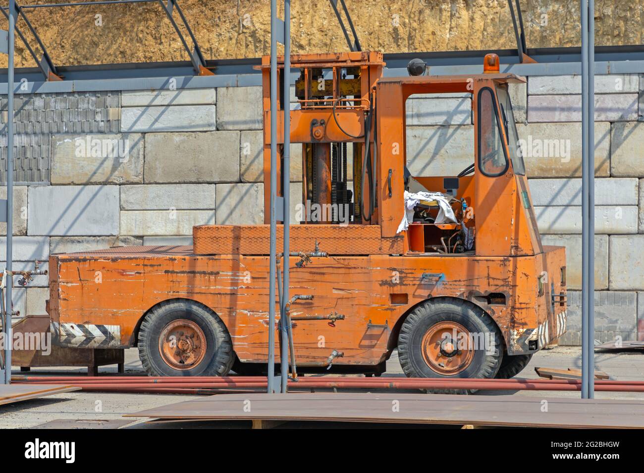 Construction material loading hi-res stock photography and images - Alamy