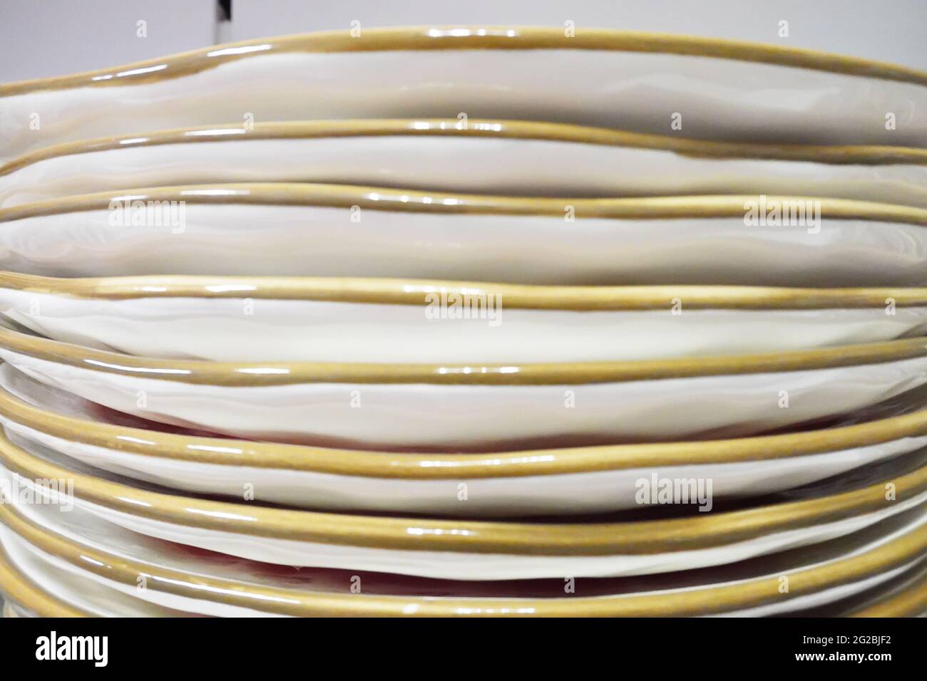 Stack of plates Stock Photo - Alamy