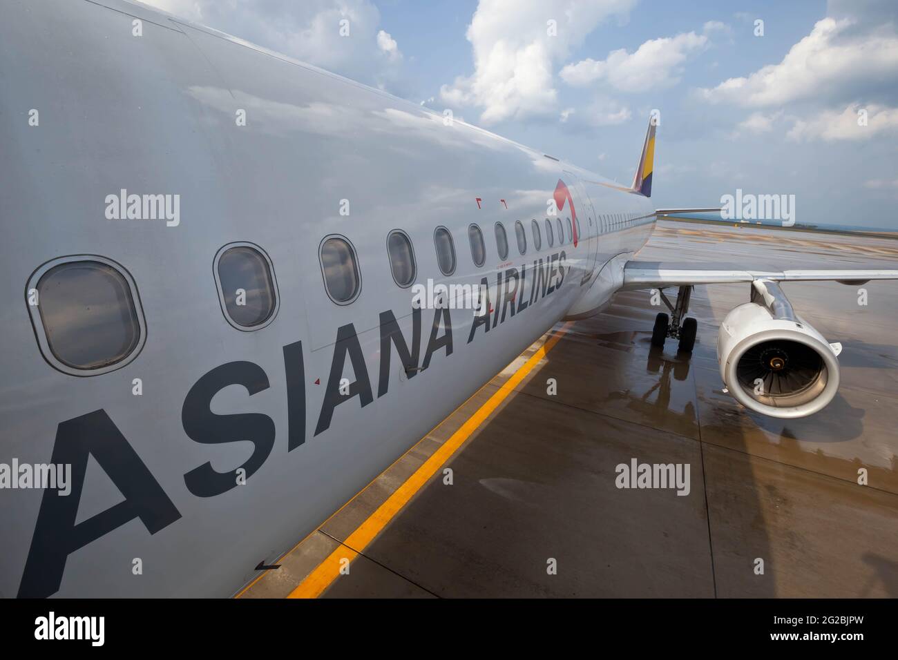 Boarding the Asiana Airlines Airbus A321 Stock Photo - Alamy