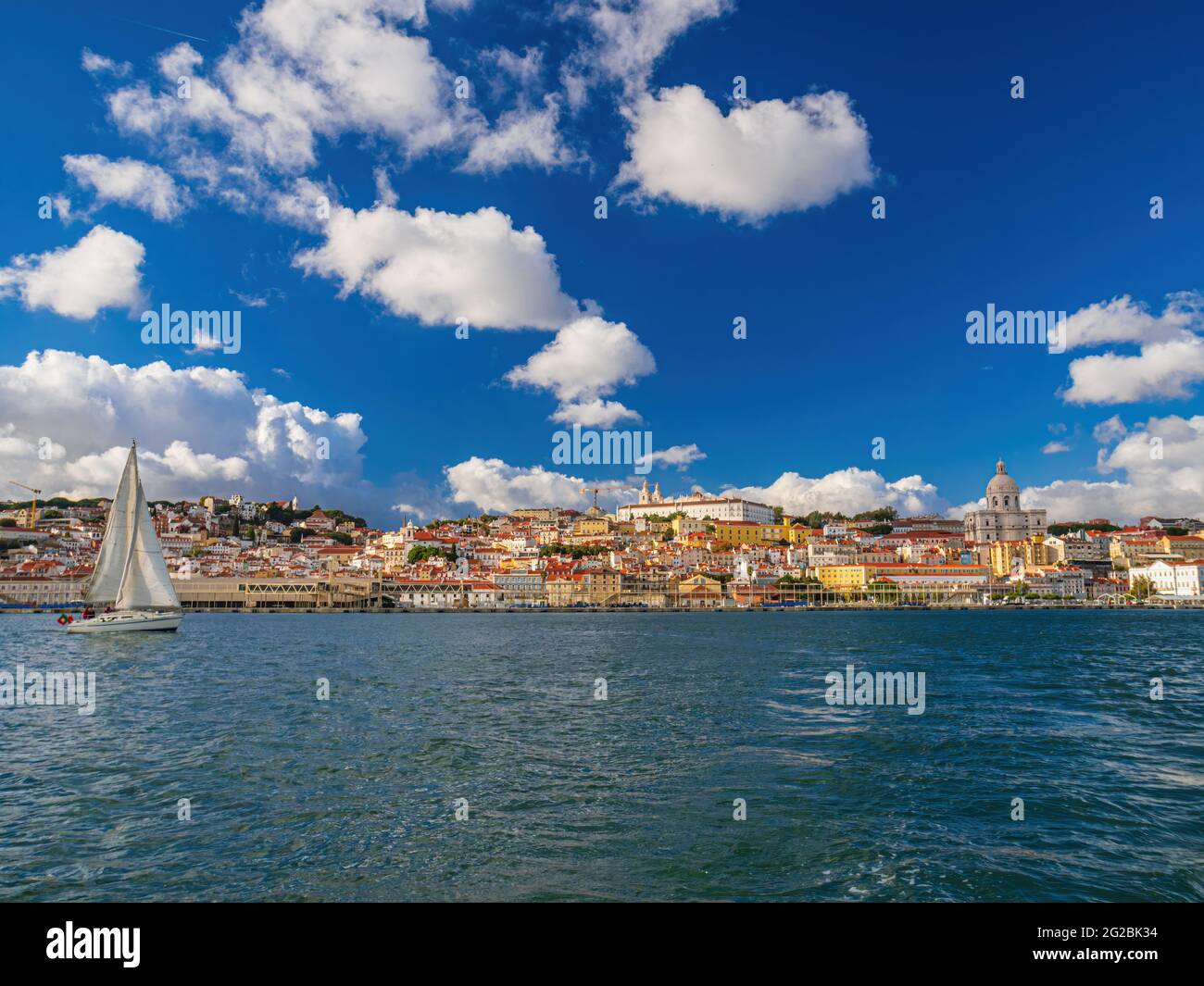 Lisbon skyline hi-res stock photography and images - Alamy