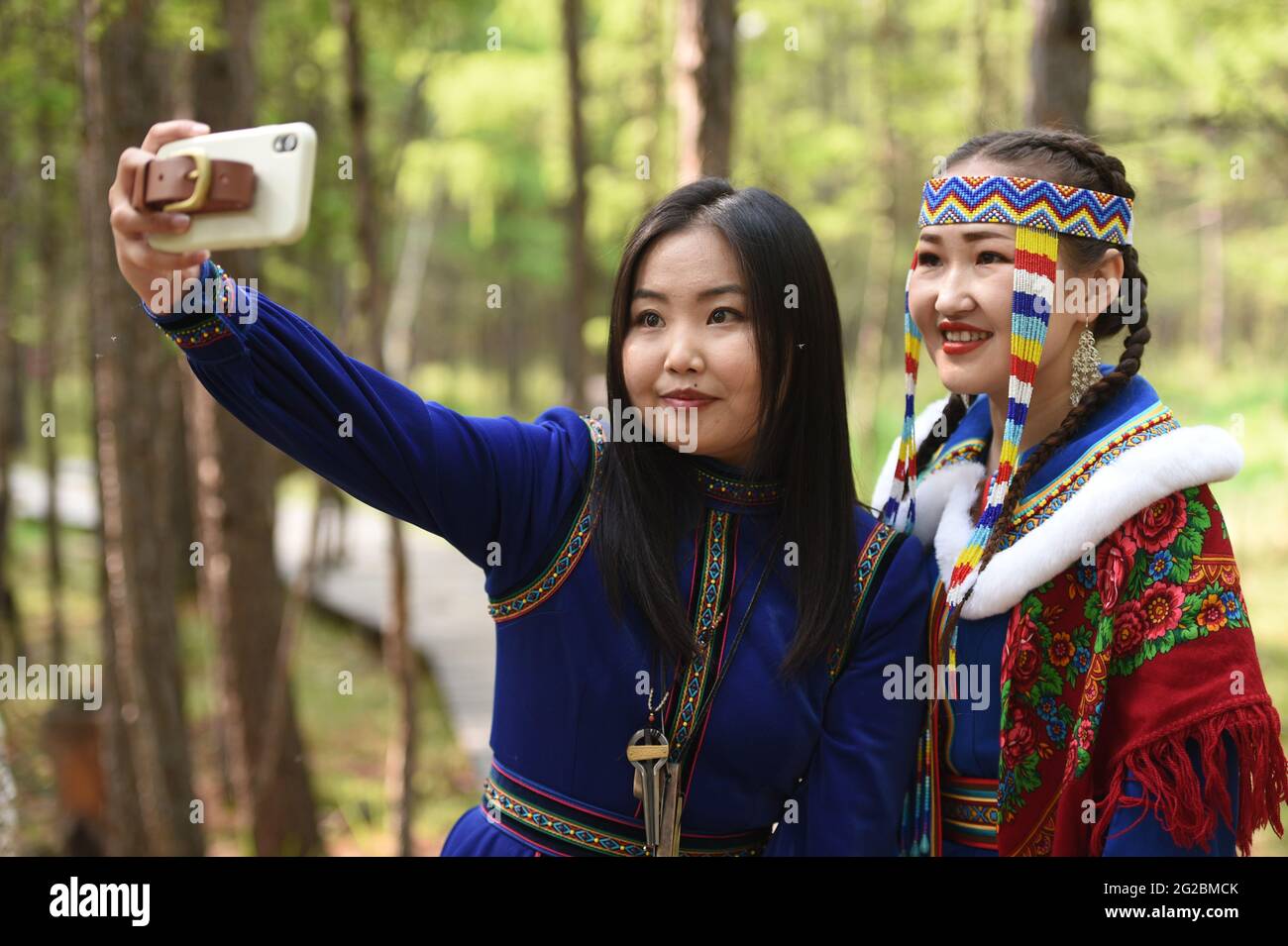 (210610) -- GENHE, June 10, 2021 (Xinhua) -- The bride poses for a ...