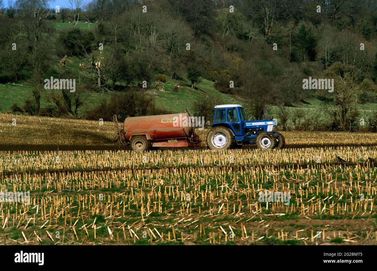 Tractor ireland spreading hi-res stock photography and images - Alamy