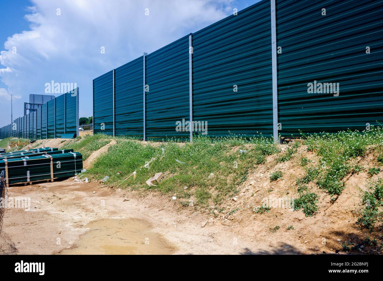 Installation of a wall and barrier against the noise of intense traffic ...