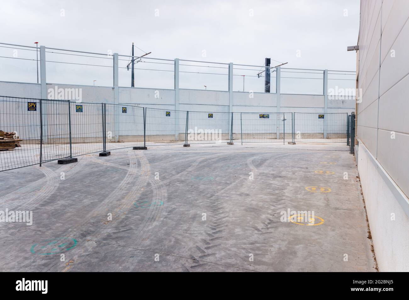 Temporary cage hi-res stock photography and images - Alamy