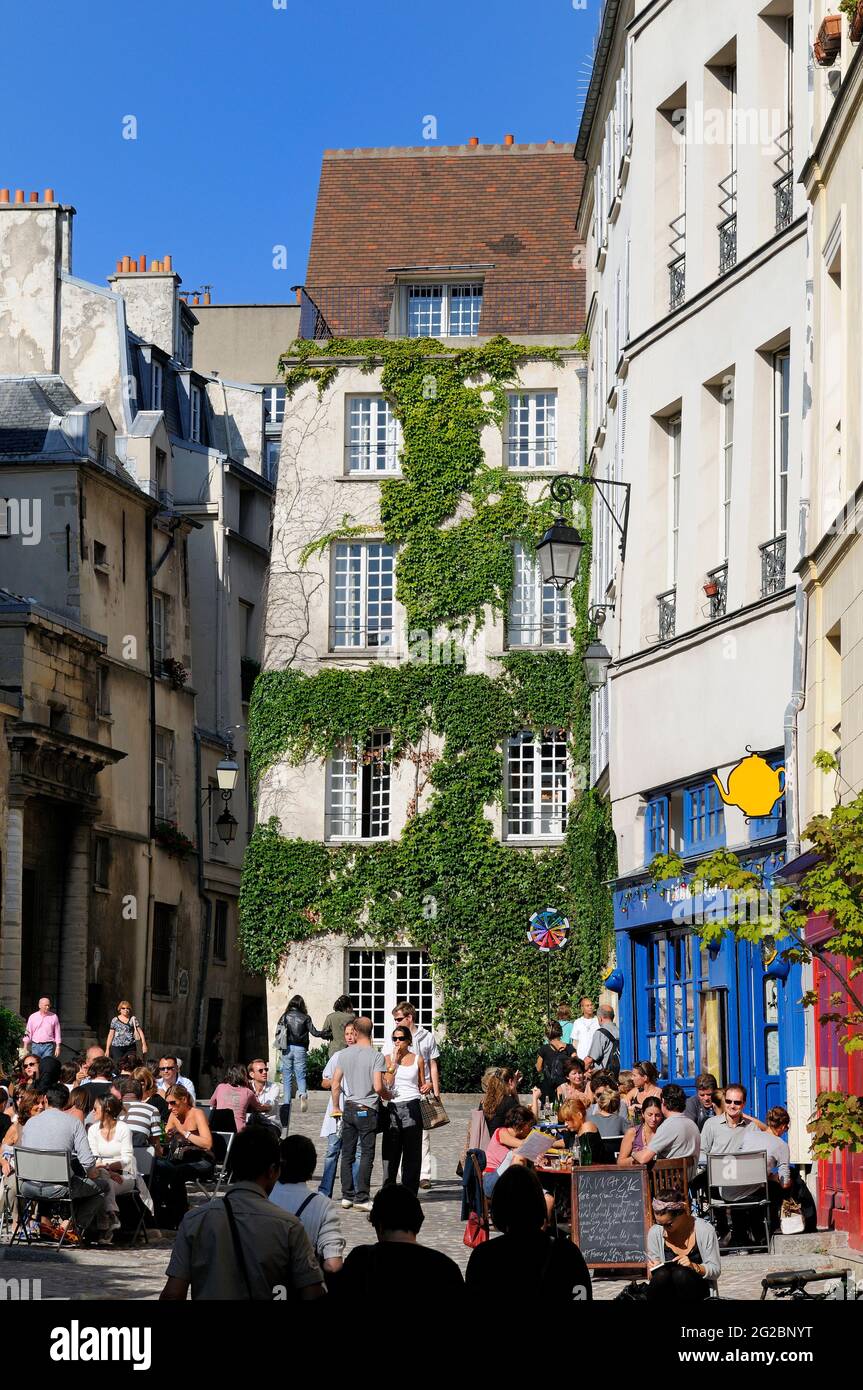 Paris rue saint paul hi-res stock photography and images - Alamy