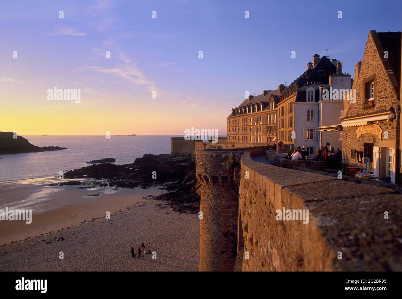 FRANCE. ILLE-ET-VILAINE (35) CITY OF SAINT-MALO. THE REMPARTS OF THE ...