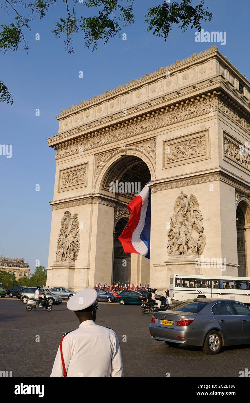 FRANCE. PARIS (75) 8 AND 16 TH ARR. ARC DE TRIOMPHE AND THE ETOILE ...