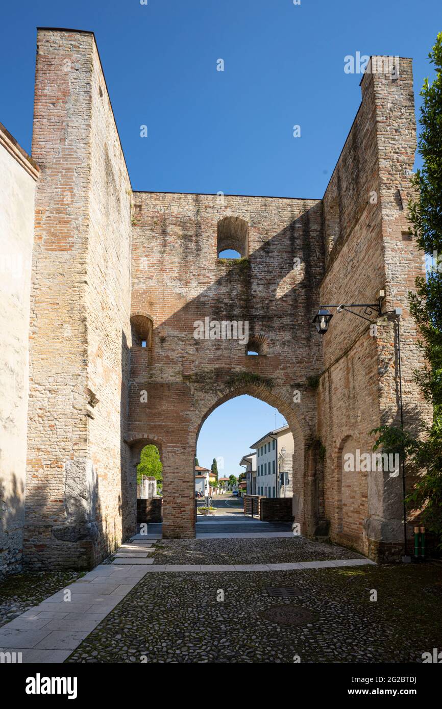 Courtyard medieval italian castle hi-res stock photography and images ...