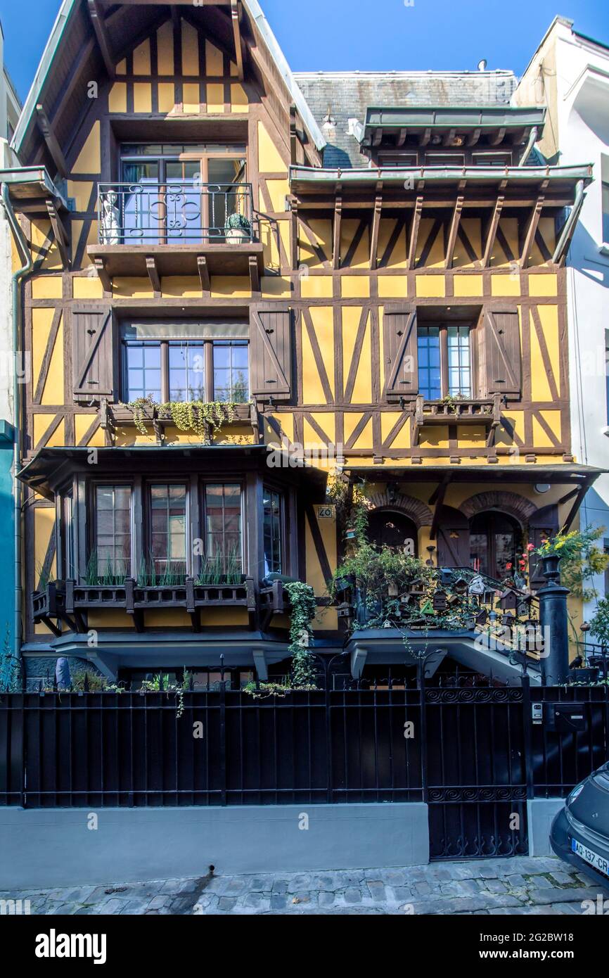 French for square house hi-res stock photography and images - Alamy