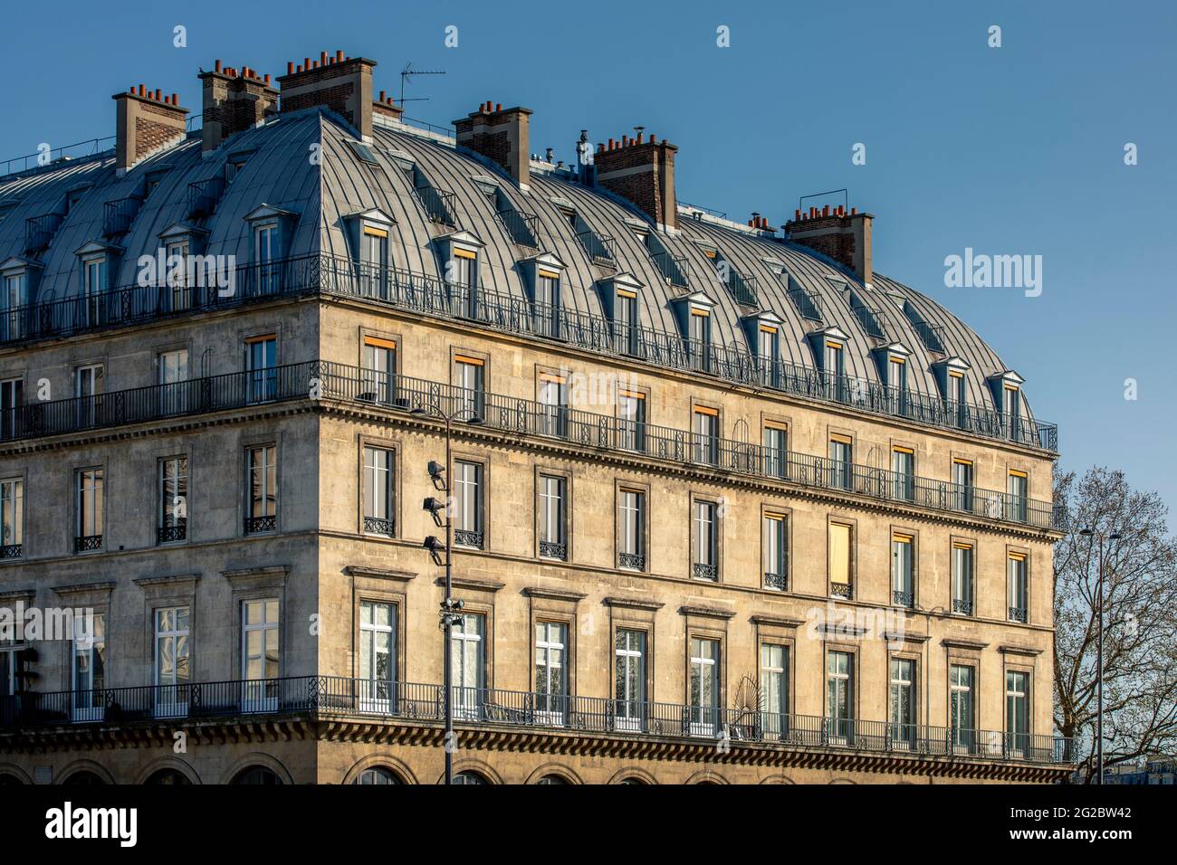 Parisian apartment building hi-res stock photography and images - Alamy