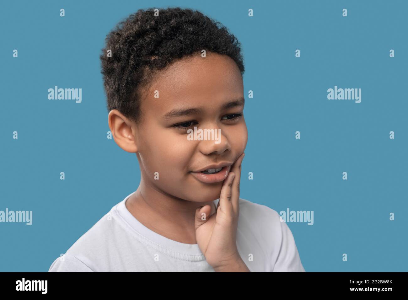 Suffering face of dark skinned boy with toothache Stock Photo - Alamy