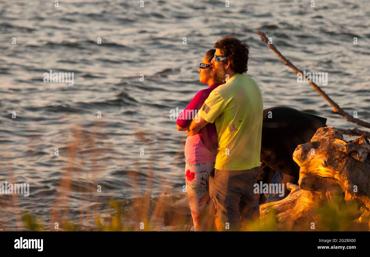 Eclipse glasses beach hi-res stock photography and images - Alamy
