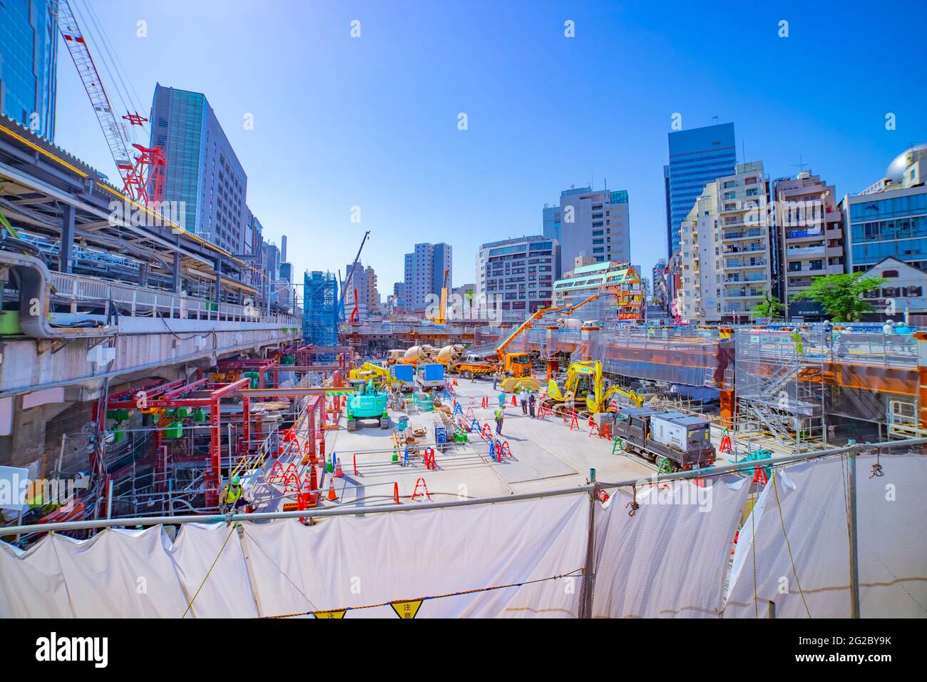 Under construction shibuya tokyo hi-res stock photography and images ...