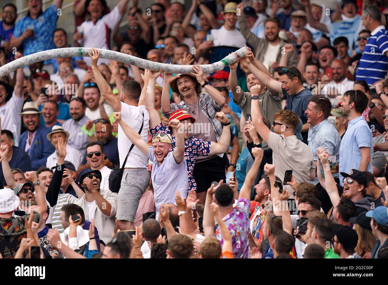 Cricket crowd beer snake hi-res stock photography and images - Alamy