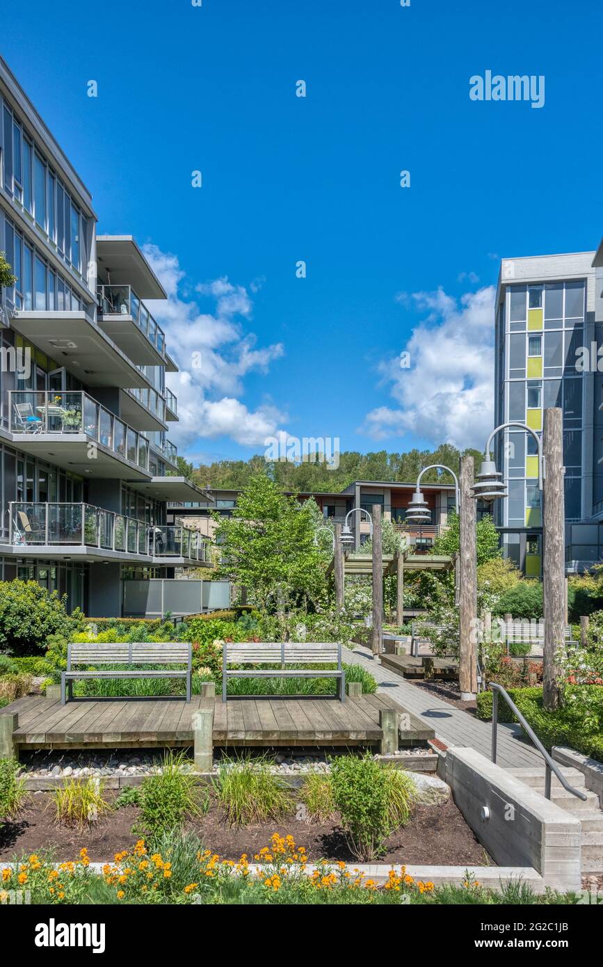 Pathway in residential park between the buildings Stock Photo - Alamy