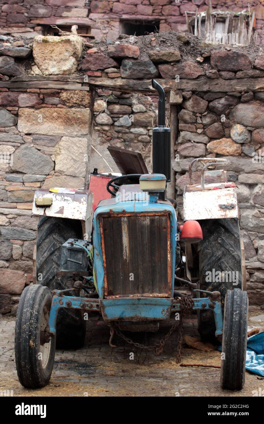 Farmhouse old tractor hi-res stock photography and images - Alamy