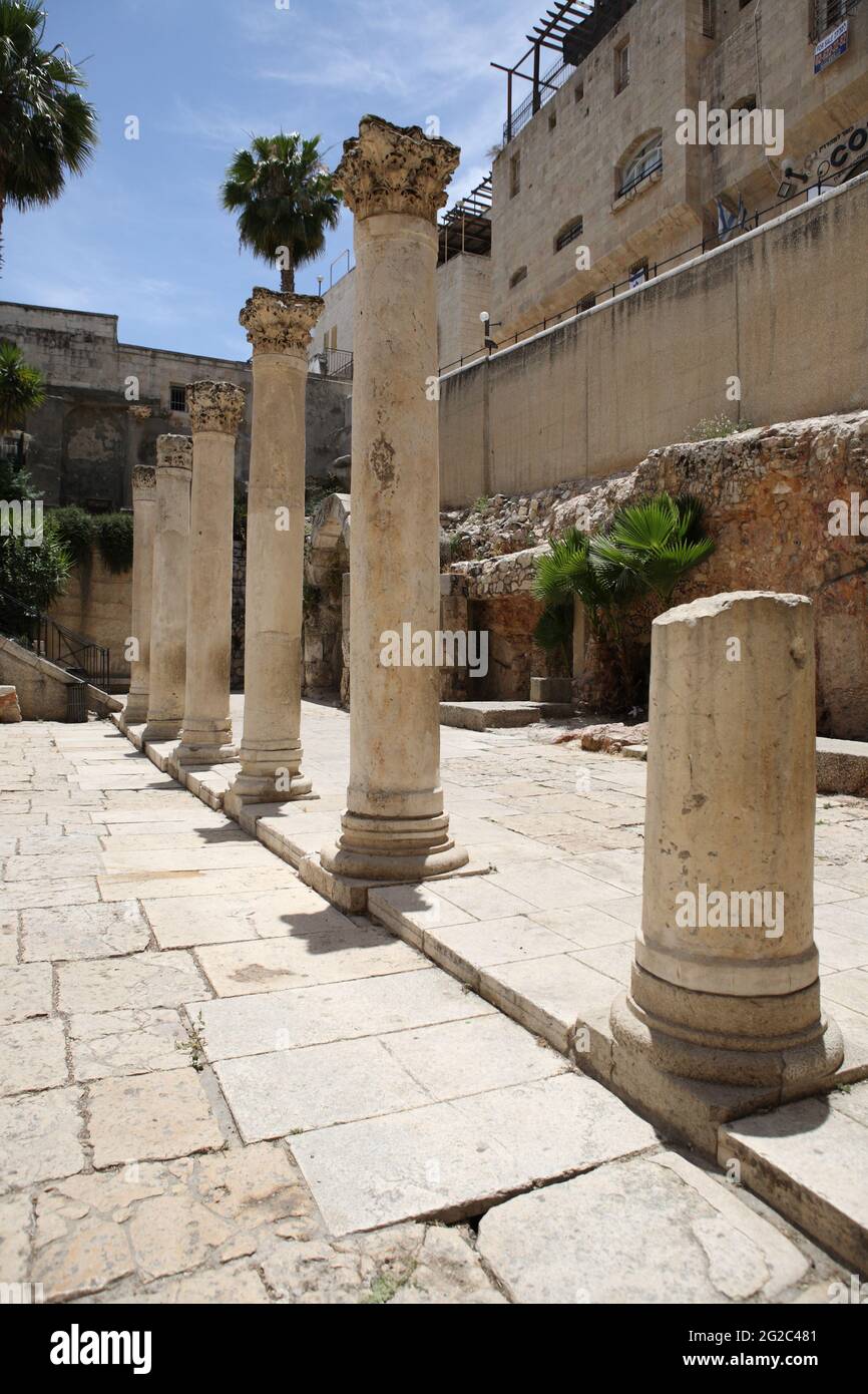 Back wall quarter columns hi-res stock photography and images - Alamy