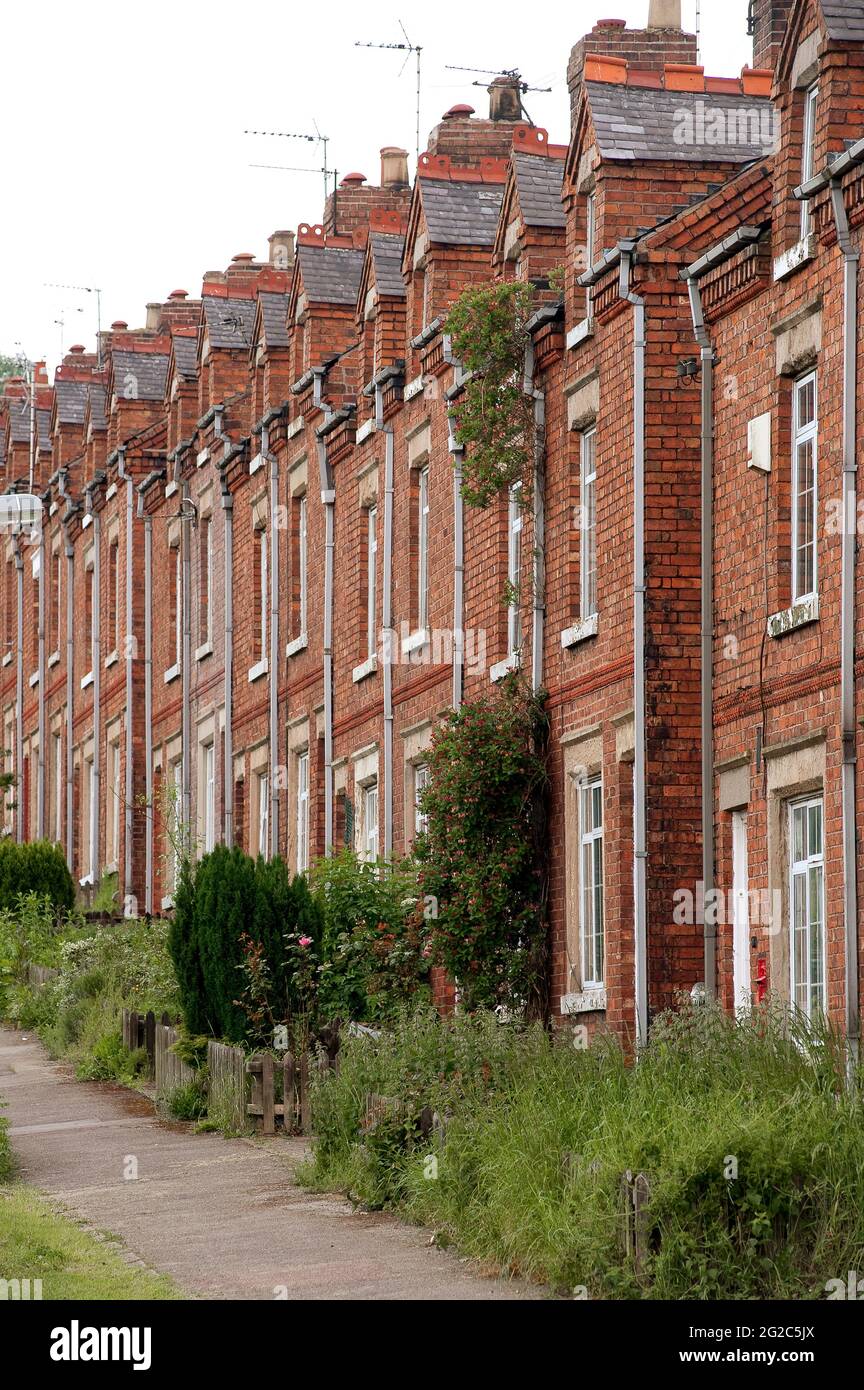Row of terraced houses hi-res stock photography and images - Alamy