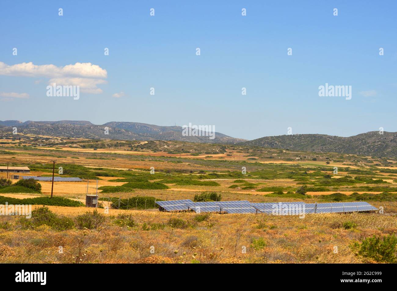 Array solar panels producing electricity hi-res stock photography and ...