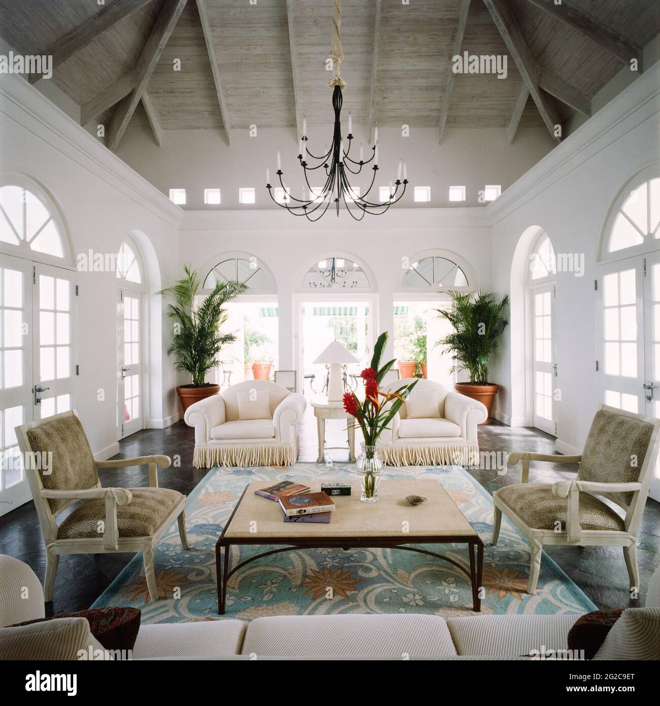 Modern living room with arches Stock Photo - Alamy