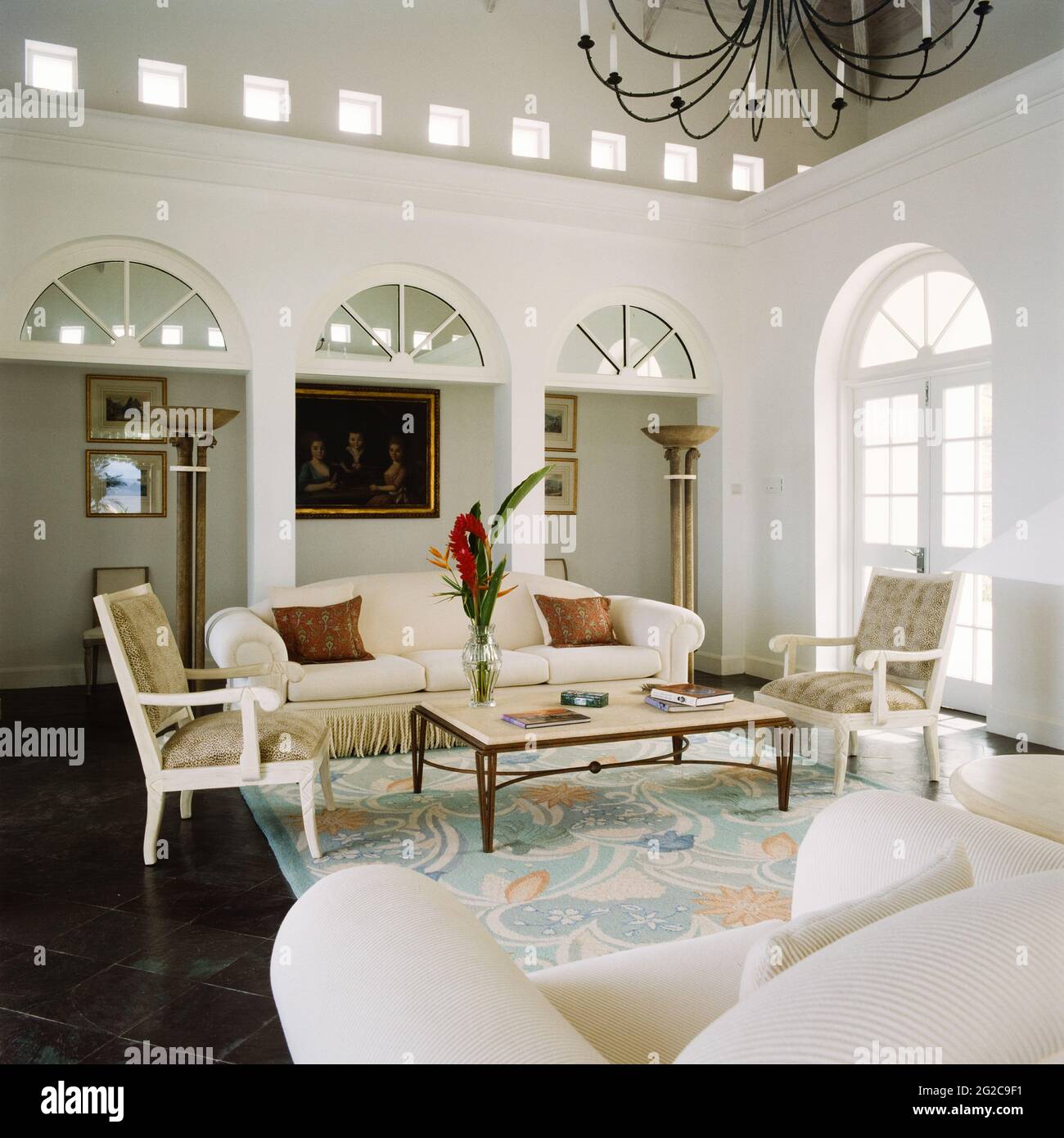 Modern living room with arches Stock Photo - Alamy