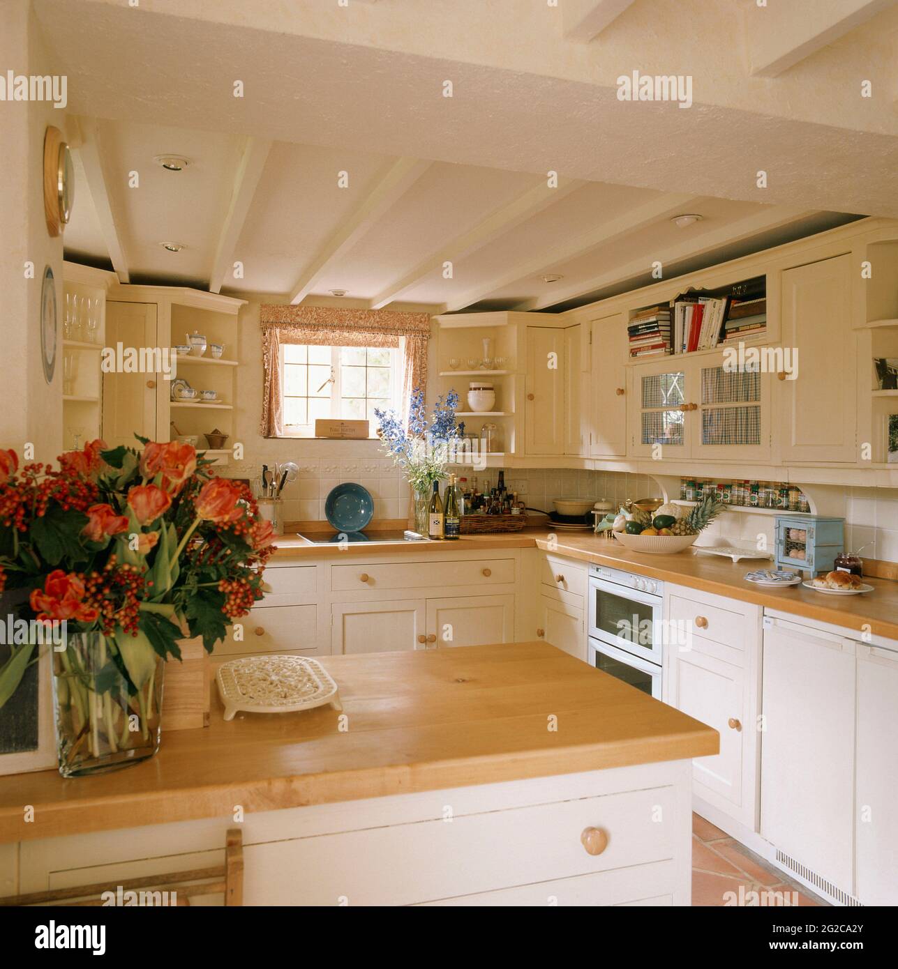 Country style kitchen Stock Photo - Alamy