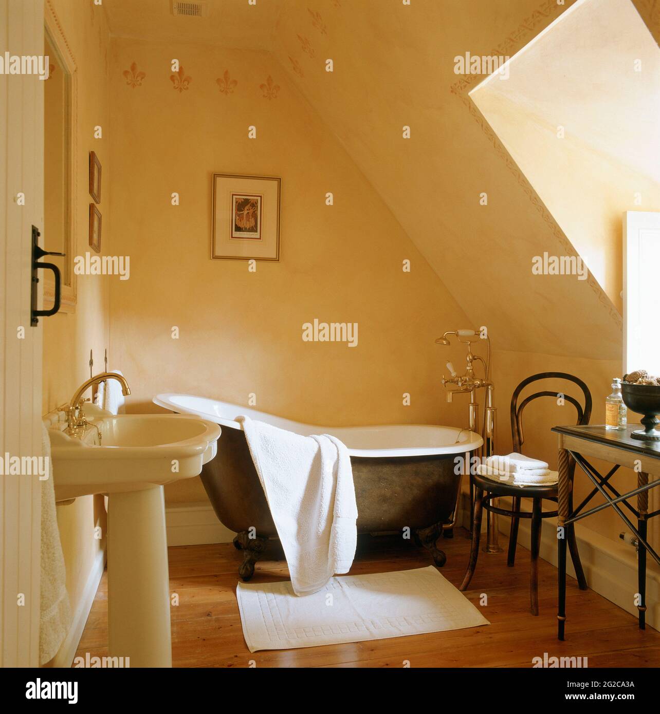 Country style bathroom Stock Photo - Alamy