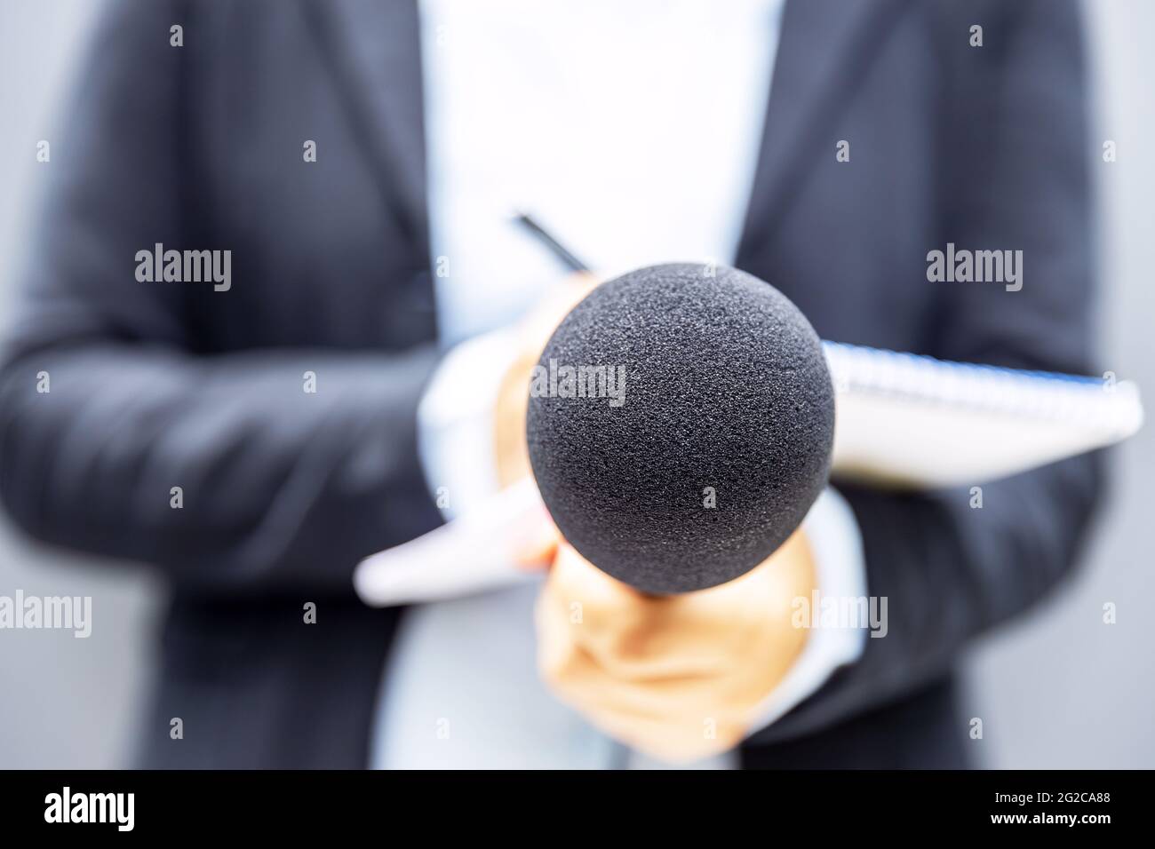 Reporter holding microphone press hi-res stock photography and images ...