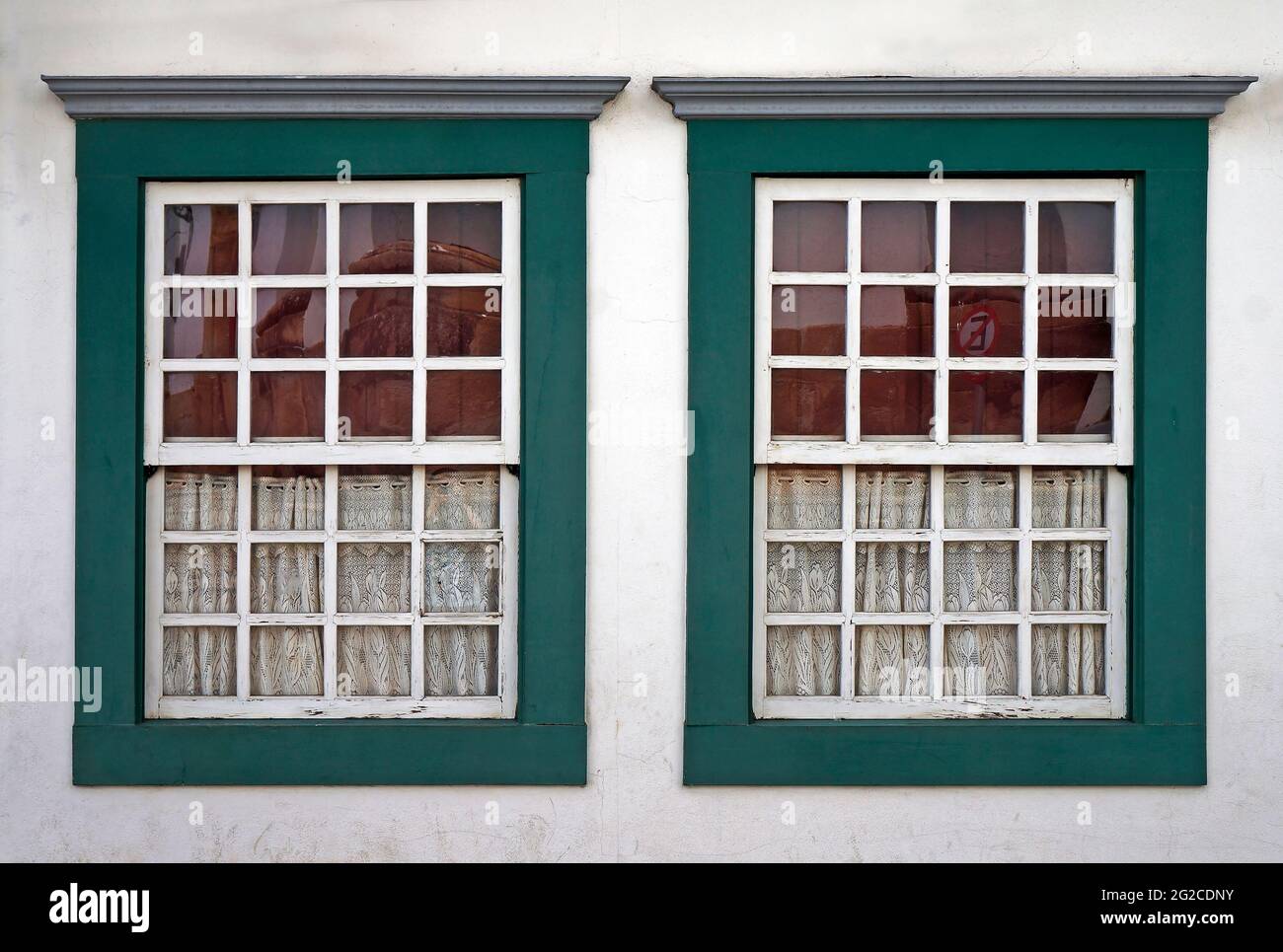 Colonial house windows hi-res stock photography and images - Alamy