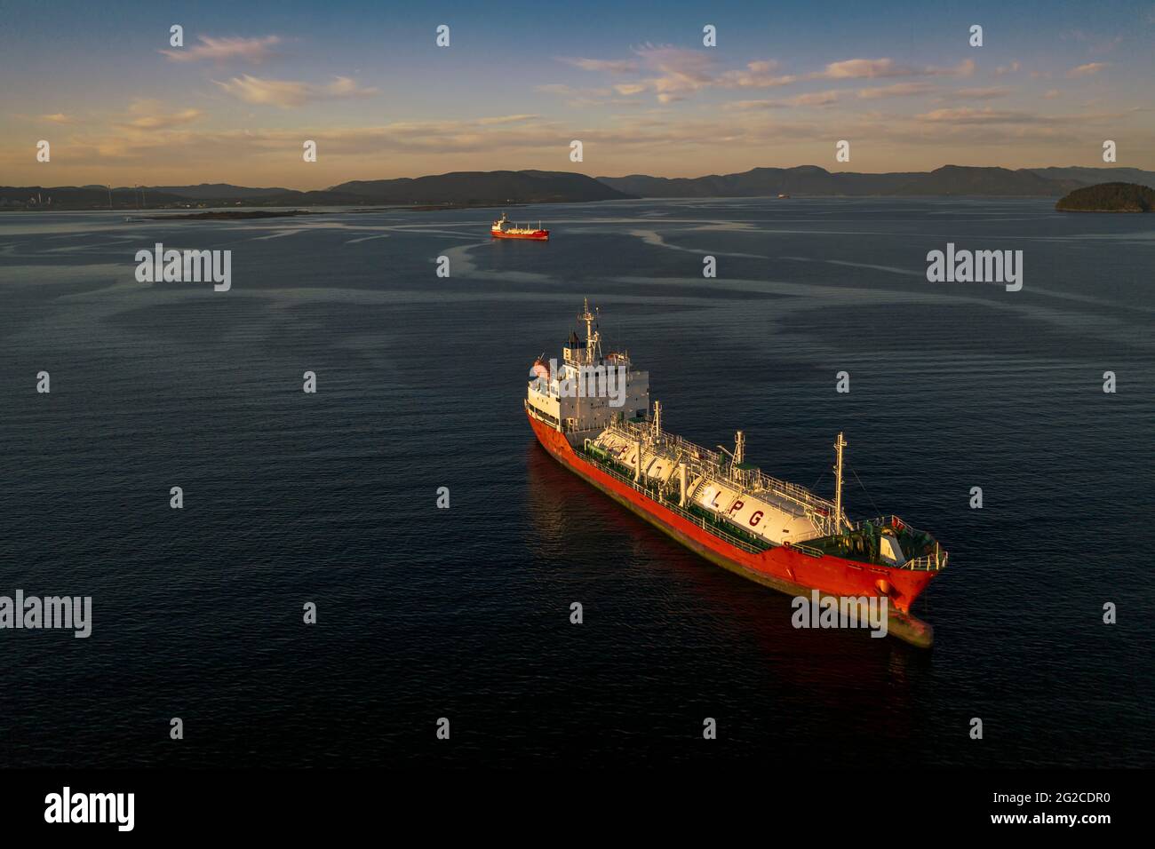 Natural gas boat carriers hi-res stock photography and images - Alamy