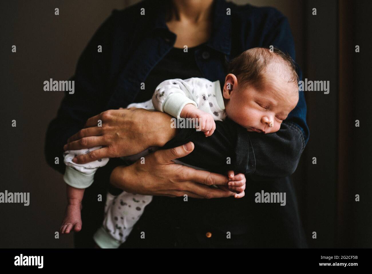 Mother holding newborn baby Stock Photo - Alamy Mother holding newborn baby Stock Photo - Alamy