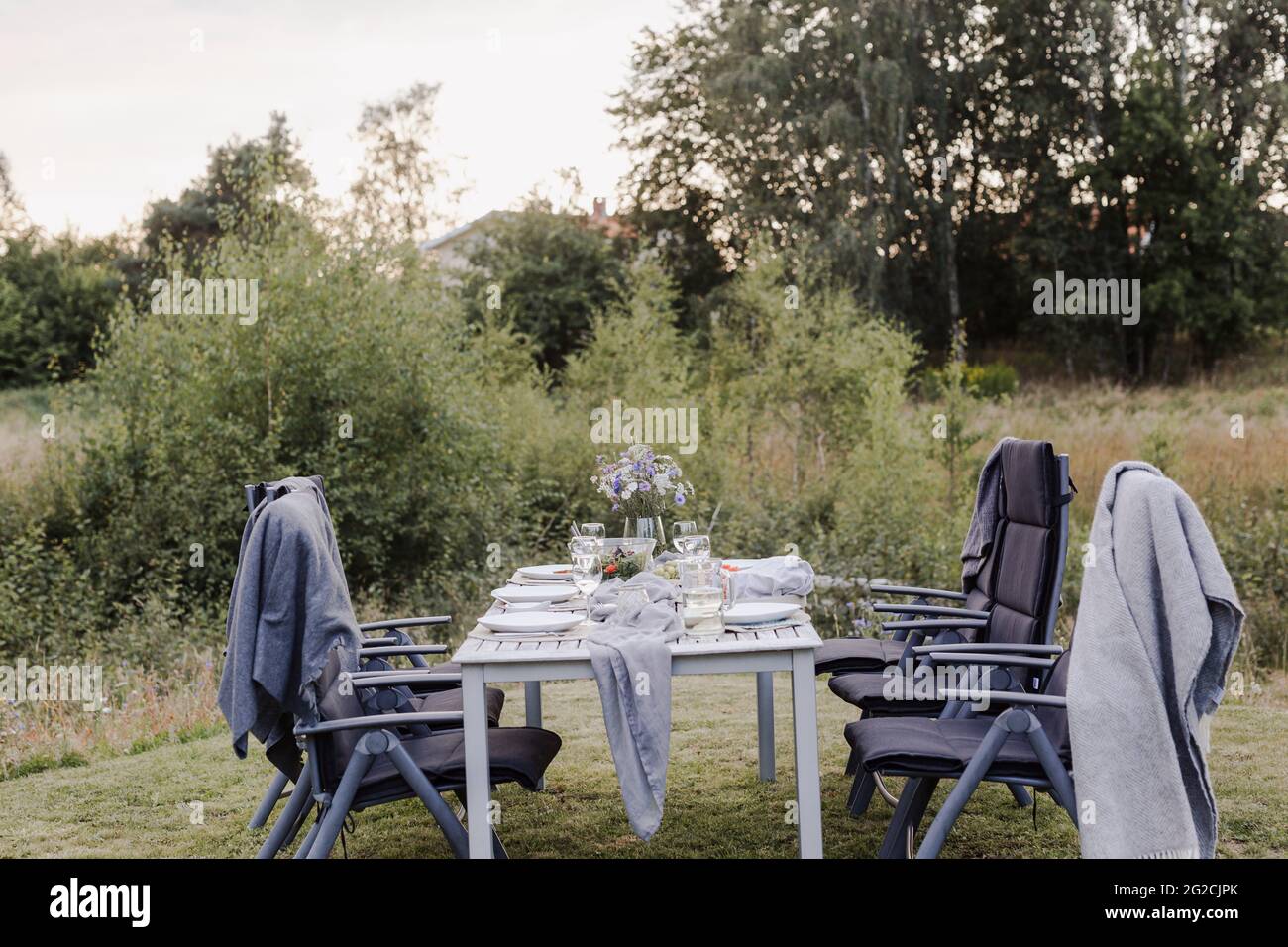 Table ready for garden party Stock Photo - Alamy