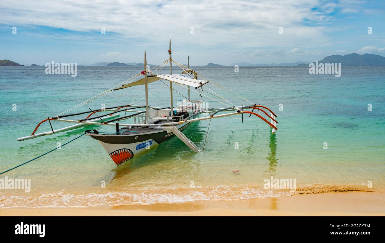 Philippines palawan outrigger fishing boat hi-res stock photography and ...