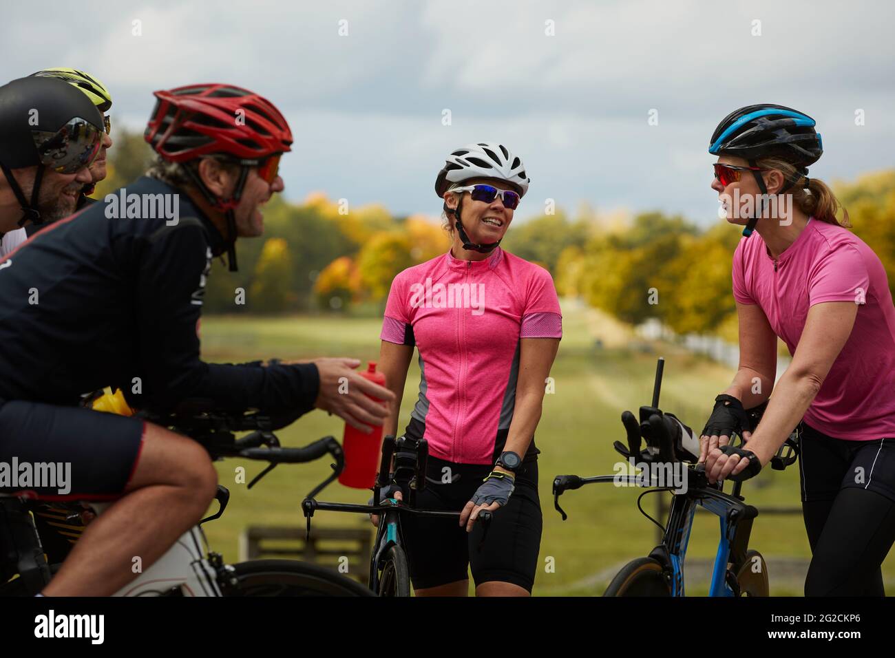 Smiling cyclists hi-res stock photography and images - Alamy