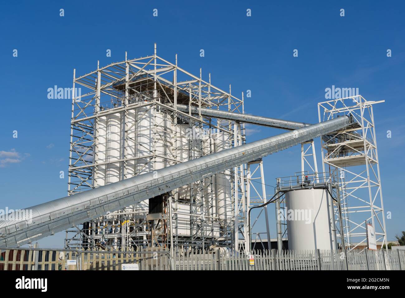 Hanson Ready-mixed Concrete plant by river Thames in North Greenwich ...